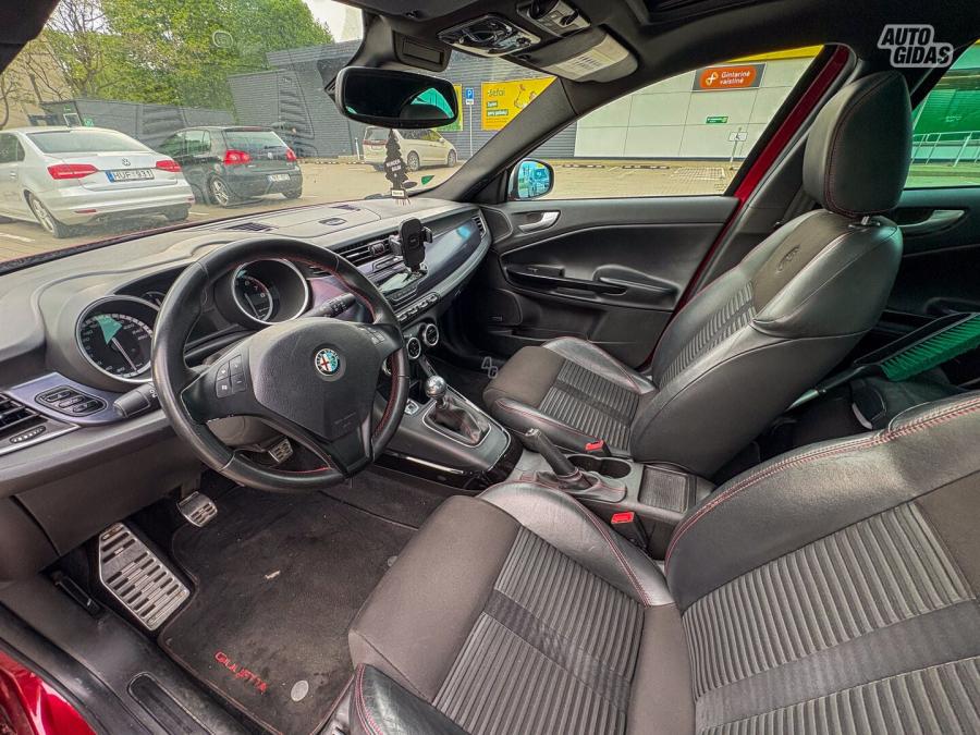 Sarkans Alfa Romeo Giulietta 2011 Kauņa, ar dzinēja tilpumu 1.70 L un nobraukumu 222 tūkst. km par 7000 €, foto 7 vietnē AUTOMOTO.COM.LV