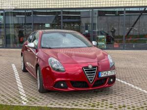 Sarkans Alfa Romeo Giulietta 2011 Kauņa, ar dzinēja tilpumu 1.70 L un nobraukumu 222 tūkst. km par 7000 €, foto 11 vietnē AUTOMOTO.COM.LV