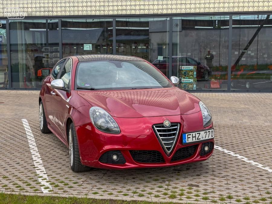 Sarkans Alfa Romeo Giulietta 2011 Kauņa, ar dzinēja tilpumu 1.70 L un nobraukumu 222 tūkst. km par 7000 €, foto 11 vietnē AUTOMOTO.COM.LV