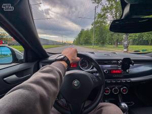 Sarkans Alfa Romeo Giulietta 2011 Kauņa, ar dzinēja tilpumu 1.70 L un nobraukumu 222 tūkst. km par 7000 €, foto 16 vietnē AUTOMOTO.COM.LV