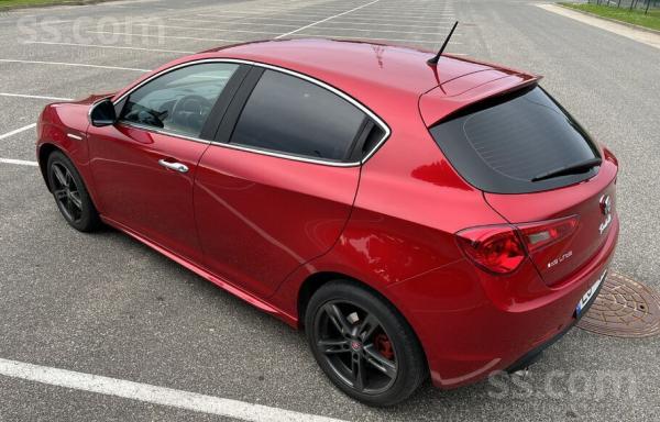 Sarkans Alfa Romeo Giulietta 2011 Valmiera, ar dzinēja tilpumu 1.60 L un nobraukumu 228 tūkst. km par 4900 €, foto 3 vietnē AUTOMOTO.COM.LV