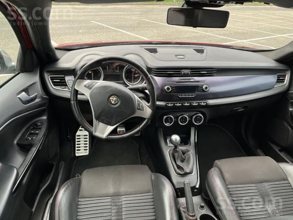 Sarkans Alfa Romeo Giulietta 2011 Valmiera, ar dzinēja tilpumu 1.60 L un nobraukumu 228 tūkst. km par 4900 €, foto 5 vietnē AUTOMOTO.COM.LV