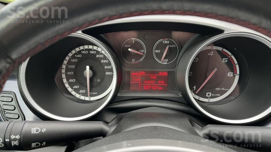Sarkans Alfa Romeo Giulietta 2011 Valmiera, ar dzinēja tilpumu 1.60 L un nobraukumu 228 tūkst. km par 4900 €, foto 10 vietnē AUTOMOTO.COM.LV