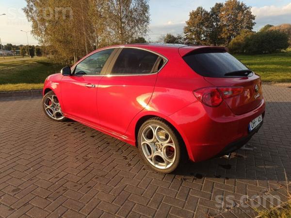 Sarkans Alfa Romeo Giulietta 2012 Rīga, ar dzinēja tilpumu 2.00 L un nobraukumu 230 tūkst. km par 6800 €, foto 3 vietnē AUTOMOTO.COM.LV
