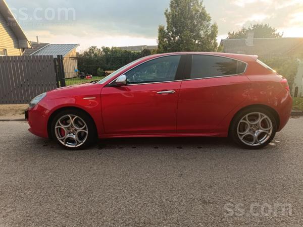 Sarkans Alfa Romeo Giulietta 2012 Rīga, ar dzinēja tilpumu 2.00 L un nobraukumu 230 tūkst. km par 6800 €, foto 4 vietnē AUTOMOTO.COM.LV