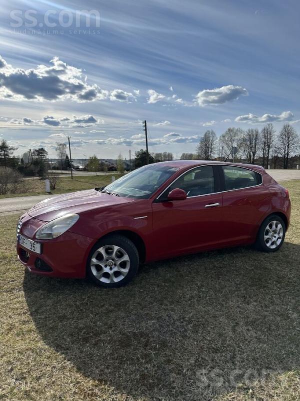 Red Alfa Romeo Giulietta 2012 in Aizkraukle, with an engine capacity of 1.60 L and mileage of 259 thousand km for 4900 €, photo 2 on AUTOMOTO.COM.LV
