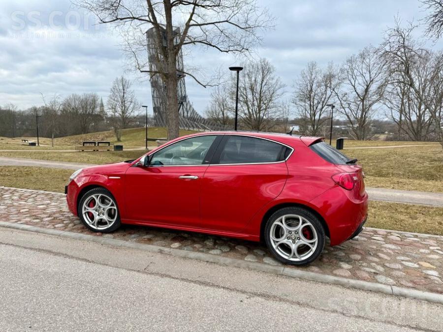Sarkans Alfa Romeo Giulietta 2012 Kuldīga, ar dzinēja tilpumu 2.00 L un nobraukumu 234 tūkst. km par 4900 €, foto 1 vietnē AUTOMOTO.COM.LV