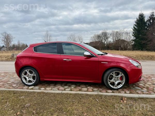 Sarkans Alfa Romeo Giulietta 2012 Kuldīga, ar dzinēja tilpumu 2.00 L un nobraukumu 234 tūkst. km par 4900 €, foto 2 vietnē AUTOMOTO.COM.LV