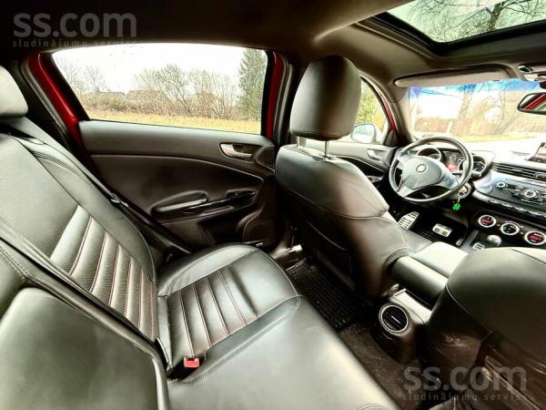 Sarkans Alfa Romeo Giulietta 2012 Kuldīga, ar dzinēja tilpumu 2.00 L un nobraukumu 234 tūkst. km par 4900 €, foto 7 vietnē AUTOMOTO.COM.LV