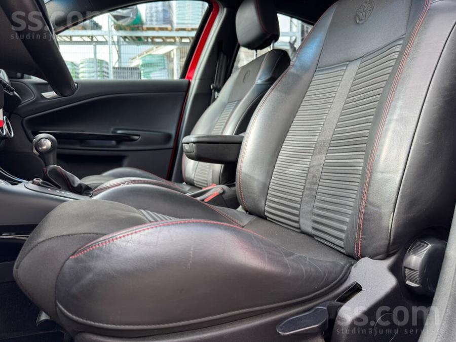 Sarkans Alfa Romeo Giulietta 2012 Rīga, ar dzinēja tilpumu 1.40 L un nobraukumu 209 tūkst. km par 5900 €, foto 10 vietnē AUTOMOTO.COM.LV