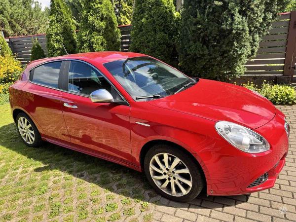 Sarkans Alfa Romeo Giulietta 2012 Viļņa, ar dzinēja tilpumu 1.37 L un nobraukumu 61 tūkst. km par 4300 €, foto 3 vietnē AUTOMOTO.COM.LV