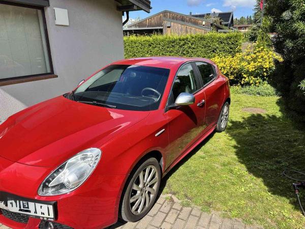 Sarkans Alfa Romeo Giulietta 2012 Viļņa, ar dzinēja tilpumu 1.37 L un nobraukumu 61 tūkst. km par 4300 €, foto 4 vietnē AUTOMOTO.COM.LV