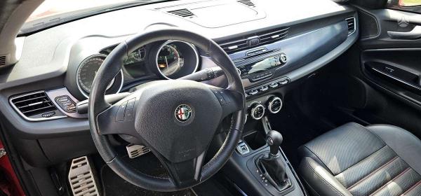 Sarkans Alfa Romeo Giulietta 2012 Viļņa, ar dzinēja tilpumu 1.37 L un nobraukumu 61 tūkst. km par 4300 €, foto 8 vietnē AUTOMOTO.COM.LV