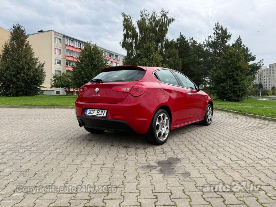Sarkans Alfa Romeo Giulietta 2013 Tallina, ar dzinēja tilpumu 1.40 L un nobraukumu 140 tūkst. km par 6800 €, foto 4 vietnē AUTOMOTO.COM.LV