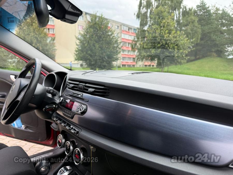 Sarkans Alfa Romeo Giulietta 2013 Tallina, ar dzinēja tilpumu 1.40 L un nobraukumu 140 tūkst. km par 6800 €, foto 9 vietnē AUTOMOTO.COM.LV