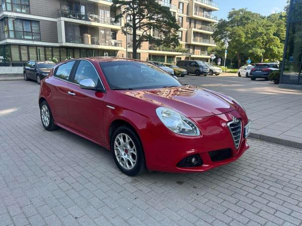 Sarkans Alfa Romeo Giulietta 2014 Viļņa, ar dzinēja tilpumu 1.37 L un nobraukumu 261 tūkst. km par 5900 €, foto 3 vietnē AUTOMOTO.COM.LV