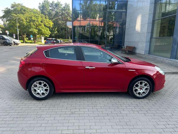 Sarkans Alfa Romeo Giulietta 2014 Viļņa, ar dzinēja tilpumu 1.37 L un nobraukumu 261 tūkst. km par 5900 €, foto 4 vietnē AUTOMOTO.COM.LV