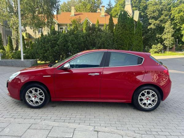 Sarkans Alfa Romeo Giulietta 2014 Viļņa, ar dzinēja tilpumu 1.37 L un nobraukumu 261 tūkst. km par 5900 €, foto 8 vietnē AUTOMOTO.COM.LV