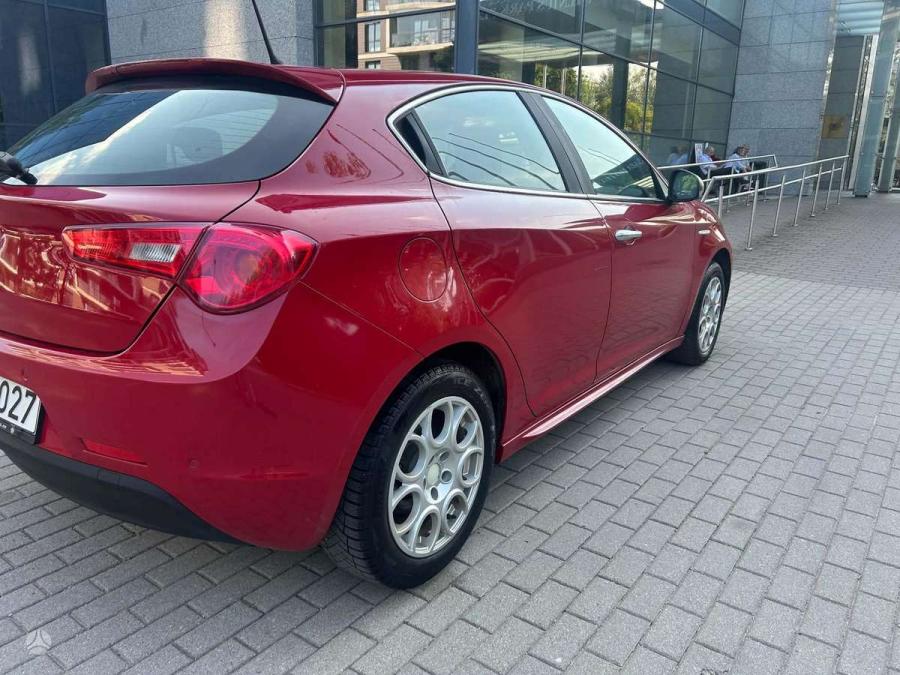 Sarkans Alfa Romeo Giulietta 2014 Viļņa, ar dzinēja tilpumu 1.37 L un nobraukumu 261 tūkst. km par 5900 €, foto 6 vietnē AUTOMOTO.COM.LV