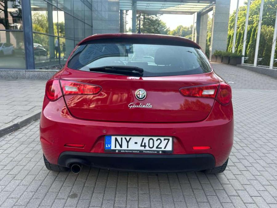 Sarkans Alfa Romeo Giulietta 2014 Viļņa, ar dzinēja tilpumu 1.37 L un nobraukumu 261 tūkst. km par 5900 €, foto 7 vietnē AUTOMOTO.COM.LV