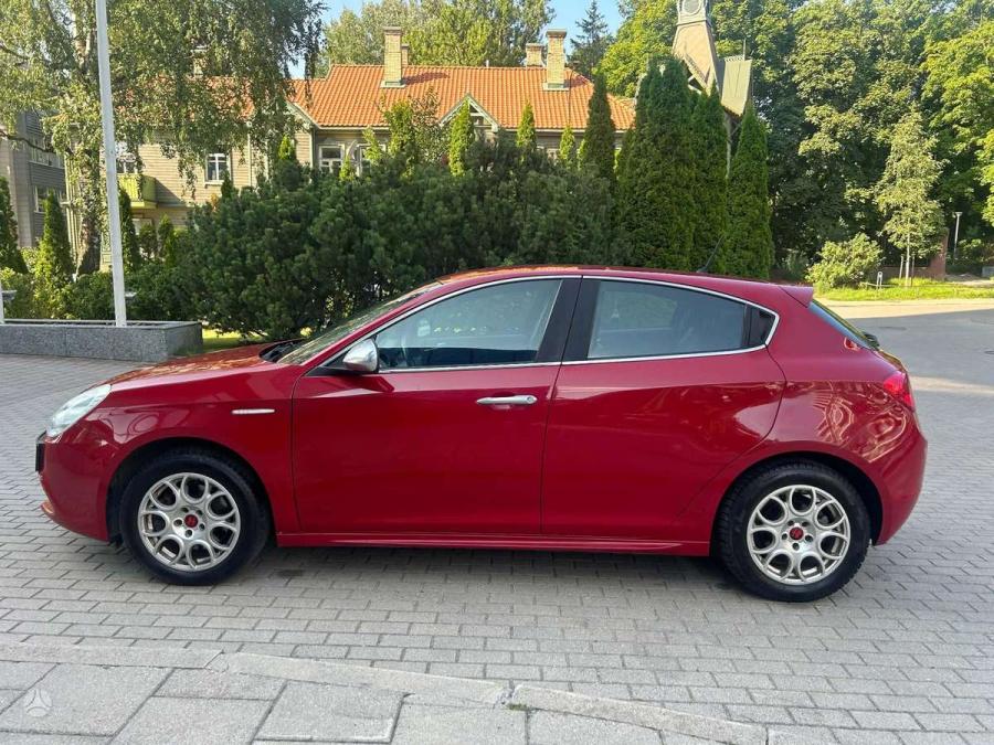 Sarkans Alfa Romeo Giulietta 2014 Viļņa, ar dzinēja tilpumu 1.37 L un nobraukumu 261 tūkst. km par 5900 €, foto 9 vietnē AUTOMOTO.COM.LV