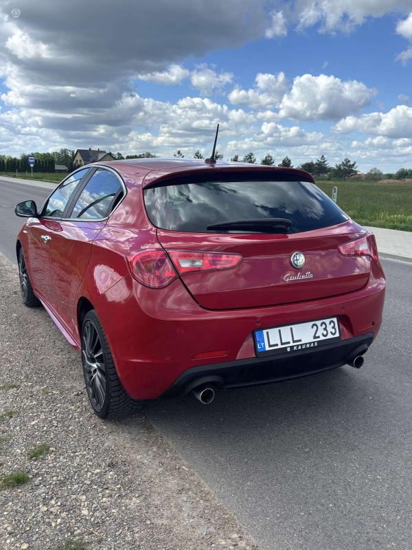 Alfa Romeo Giulietta 2014 Kauņa vietnē Sarkans Alfa Romeo Giulietta 2014 Kauņa, ar dzinēja tilpumu 1.96 L un nobraukumu 242 tūkst. km par 6200 €, foto 4 vietnē AUTOMOTO.COM.LV