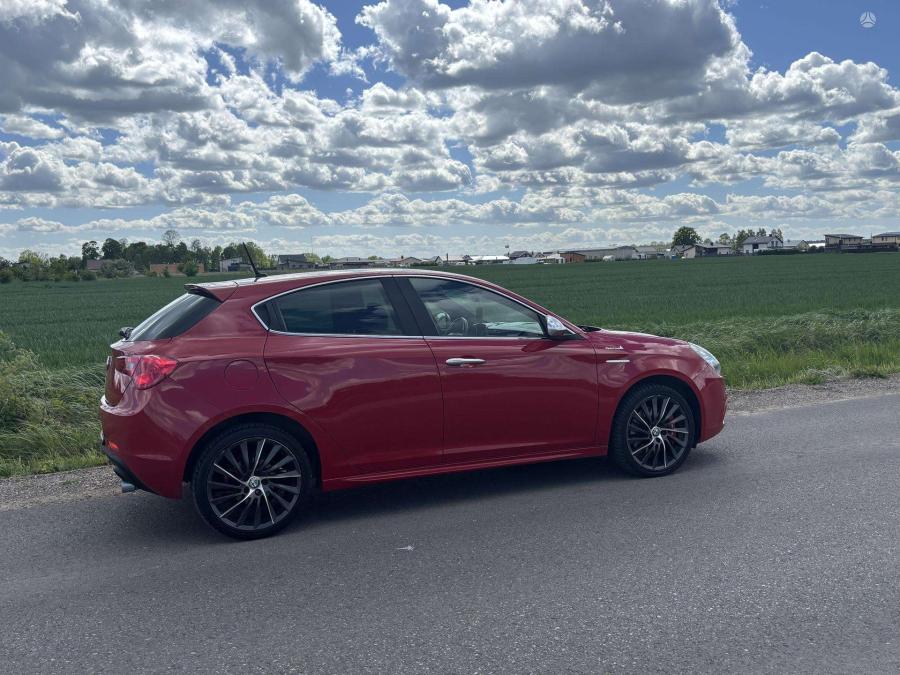 Sarkans Alfa Romeo Giulietta 2014 Kauņa, ar dzinēja tilpumu 1.96 L un nobraukumu 242 tūkst. km par 6200 €, foto 6 vietnē AUTOMOTO.COM.LV