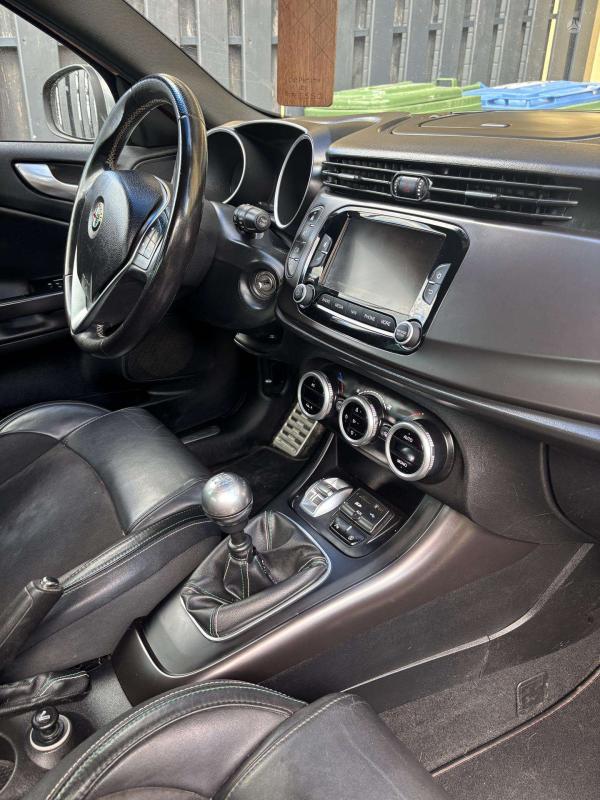 Alfa Romeo Giulietta 2014 Kauņa vietnē Sarkans Alfa Romeo Giulietta 2014 Kauņa, ar dzinēja tilpumu 1.96 L un nobraukumu 242 tūkst. km par 6200 €, foto 7 vietnē AUTOMOTO.COM.LV
