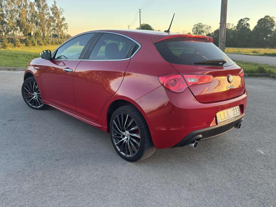 Sarkans Alfa Romeo Giulietta 2014 Kauņa, ar dzinēja tilpumu 1.96 L un nobraukumu 242 tūkst. km par 6200 €, foto 12 vietnē AUTOMOTO.COM.LV