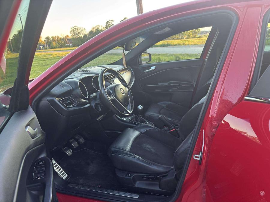 Sarkans Alfa Romeo Giulietta 2014 Kauņa, ar dzinēja tilpumu 1.96 L un nobraukumu 242 tūkst. km par 6200 €, foto 14 vietnē AUTOMOTO.COM.LV