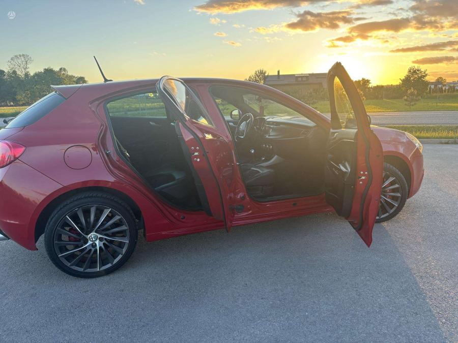 Sarkans Alfa Romeo Giulietta 2014 Kauņa, ar dzinēja tilpumu 1.96 L un nobraukumu 242 tūkst. km par 6200 €, foto 17 vietnē AUTOMOTO.COM.LV