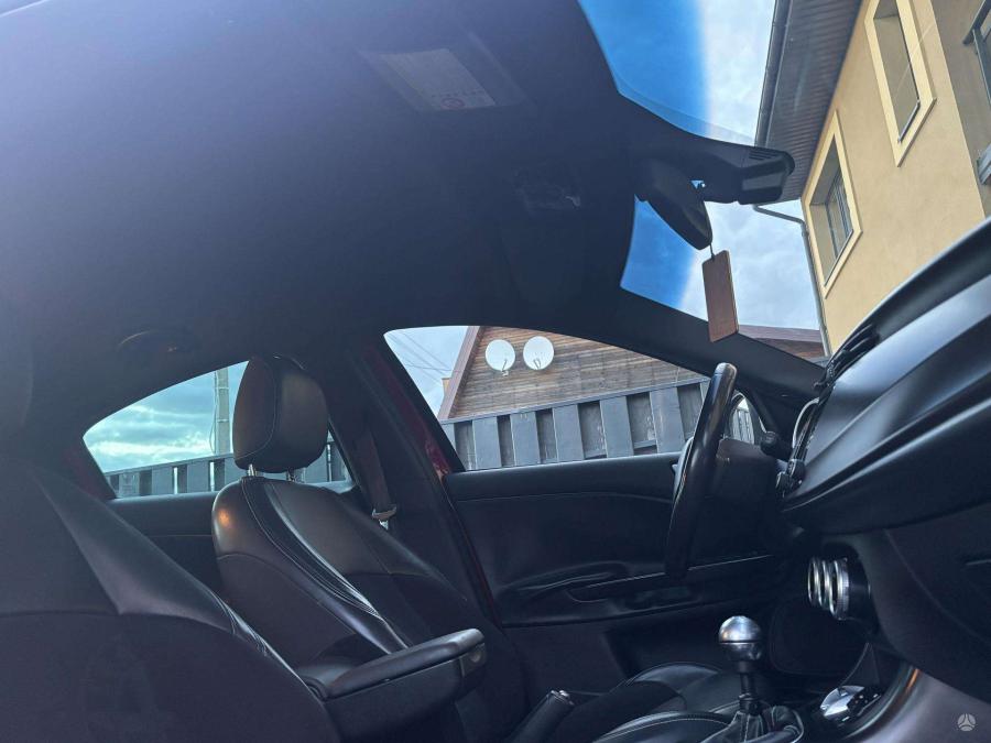 Sarkans Alfa Romeo Giulietta 2014 Kauņa, ar dzinēja tilpumu 1.96 L un nobraukumu 242 tūkst. km par 6200 €, foto 21 vietnē AUTOMOTO.COM.LV