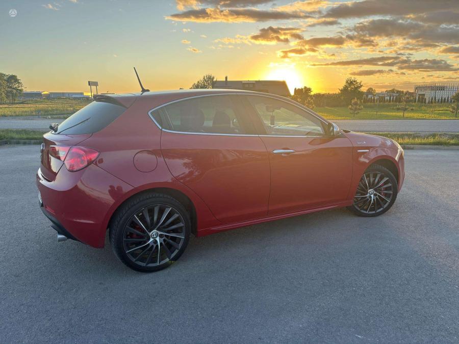 Sarkans Alfa Romeo Giulietta 2014 Kauņa, ar dzinēja tilpumu 1.96 L un nobraukumu 242 tūkst. km par 6200 €, foto 25 vietnē AUTOMOTO.COM.LV