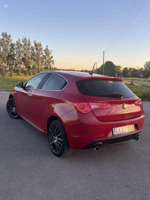 Sarkans Alfa Romeo Giulietta 2014 Kauņa, ar dzinēja tilpumu 1.96 L un nobraukumu 242 tūkst. km par 6200 €, foto 27 vietnē AUTOMOTO.COM.LV