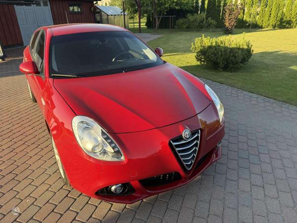 Red Alfa Romeo Giulietta 2015 in Radviliskis, with an engine capacity of 2.00 L and mileage of 240 thousand km for 3899 €, photo 2 on AUTOMOTO.COM.LV