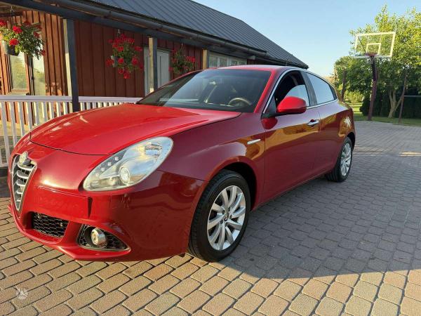 Red Alfa Romeo Giulietta 2015 in Radviliskis, with an engine capacity of 2.00 L and mileage of 240 thousand km for 3899 €, photo 4 on AUTOMOTO.COM.LV