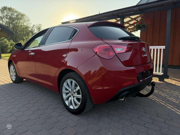 Red Alfa Romeo Giulietta 2015 in Radviliskis, with an engine capacity of 2.00 L and mileage of 240 thousand km for 3899 €, photo 6 on AUTOMOTO.COM.LV
