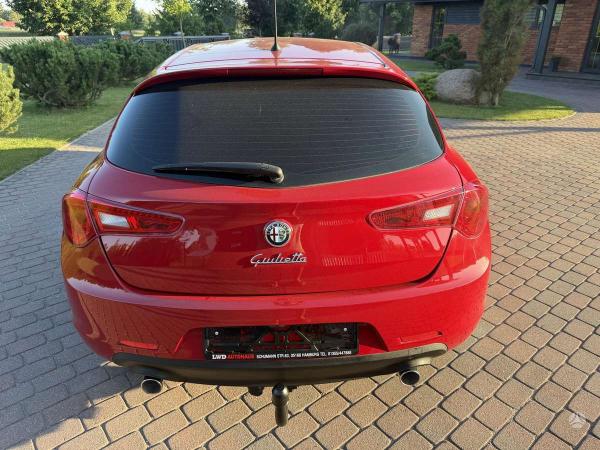 Red Alfa Romeo Giulietta 2015 in Radviliskis, with an engine capacity of 2.00 L and mileage of 240 thousand km for 3899 €, photo 7 on AUTOMOTO.COM.LV