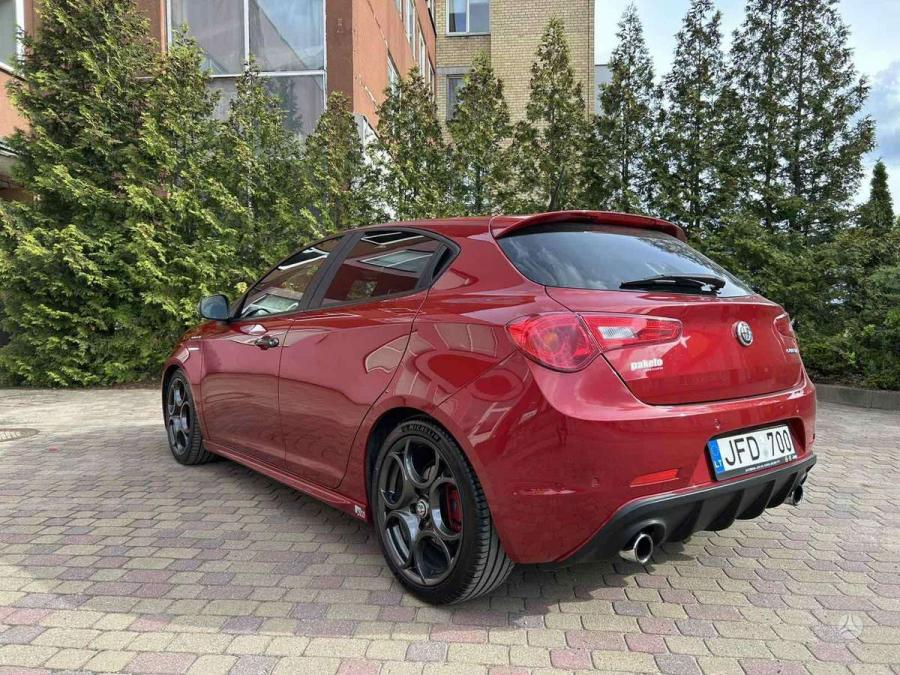 Red Alfa Romeo Giulietta 2016 in Vilnius, with an engine capacity of 1.74 L and mileage of 75 thousand km for 17700 €, photo 3 on AUTOMOTO.COM.LV