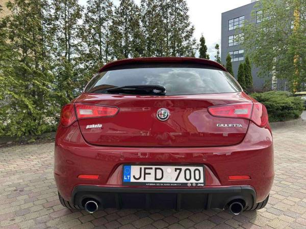 Red Alfa Romeo Giulietta 2016 in Vilnius, with an engine capacity of 1.74 L and mileage of 75 thousand km for 17700 €, photo 4 on AUTOMOTO.COM.LV