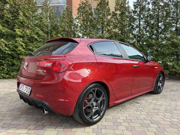 Red Alfa Romeo Giulietta 2016 in Vilnius, with an engine capacity of 1.74 L and mileage of 75 thousand km for 17700 €, photo 5 on AUTOMOTO.COM.LV
