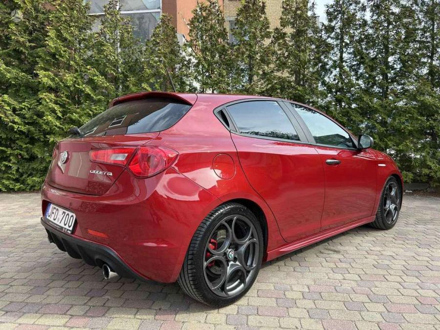 Red Alfa Romeo Giulietta 2016 in Vilnius, with an engine capacity of 1.74 L and mileage of 75 thousand km for 17700 €, photo 5 on AUTOMOTO.COM.LV
