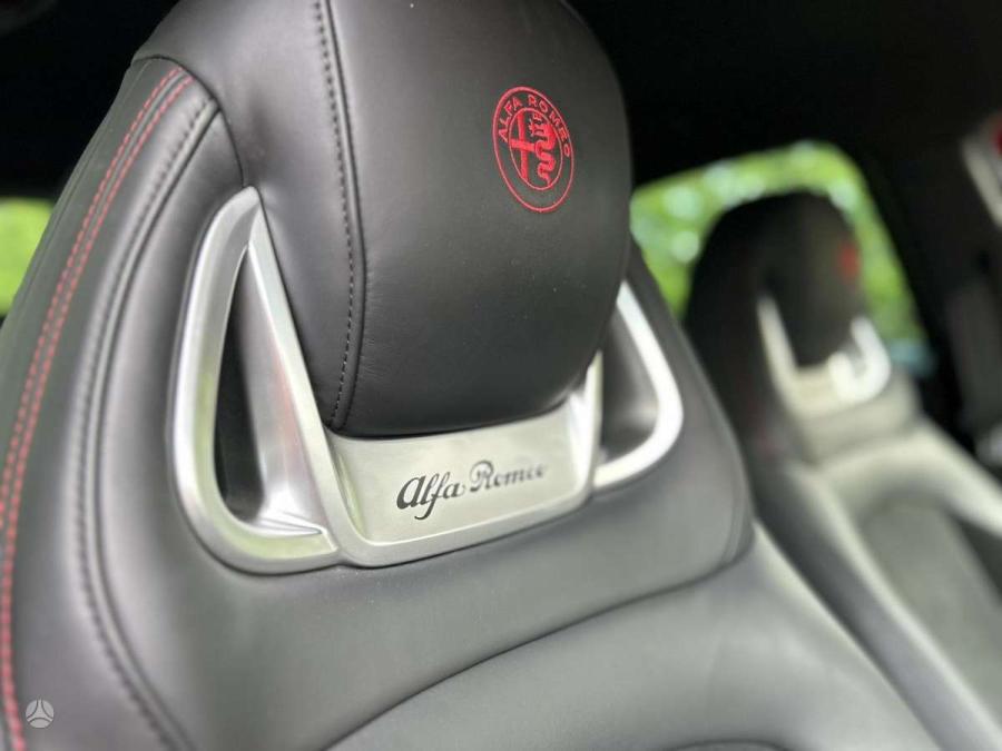 Red Alfa Romeo Giulietta 2016 in Vilnius, with an engine capacity of 1.74 L and mileage of 75 thousand km for 17700 €, photo 14 on AUTOMOTO.COM.LV