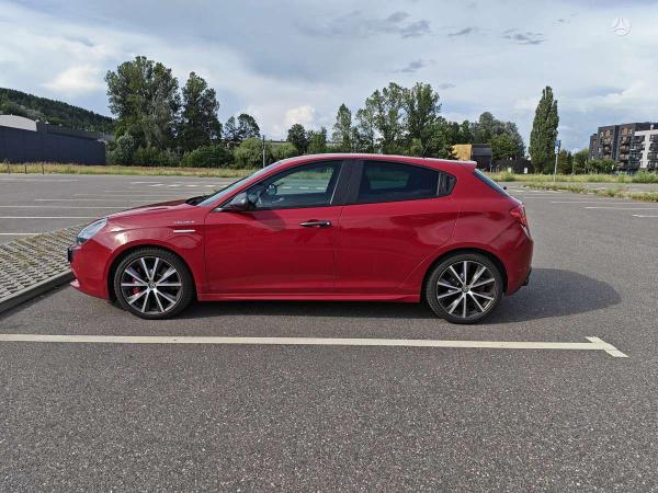 Sarkans Alfa Romeo Giulietta 2016 Viļņa, ar dzinēja tilpumu 1.70 L un nobraukumu 169 tūkst. km par 15500 €, foto 1 vietnē AUTOMOTO.COM.LV