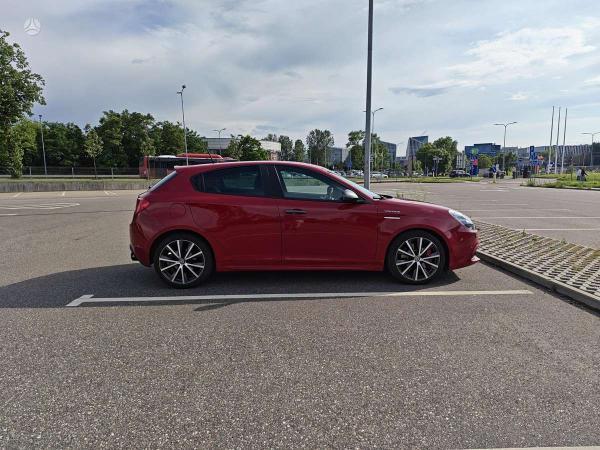 Sarkans Alfa Romeo Giulietta 2016 Viļņa, ar dzinēja tilpumu 1.70 L un nobraukumu 169 tūkst. km par 15500 €, foto 2 vietnē AUTOMOTO.COM.LV