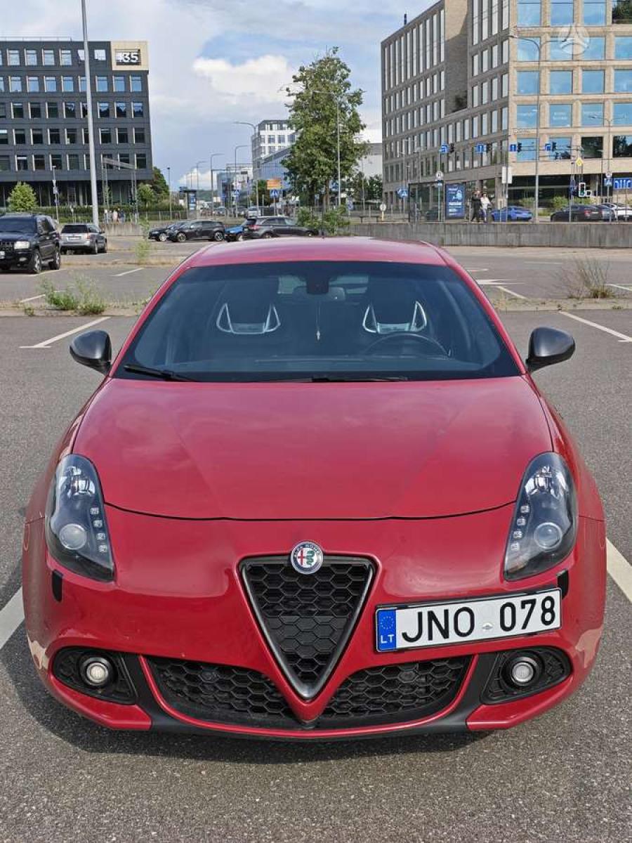Red Alfa Romeo Giulietta 2016 in Vilnius, with an engine capacity of 1.70 L and mileage of 169 thousand km for 15500 €, photo 4 on AUTOMOTO.COM.LV