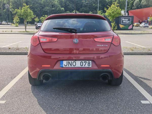 Sarkans Alfa Romeo Giulietta 2016 Viļņa, ar dzinēja tilpumu 1.70 L un nobraukumu 169 tūkst. km par 15500 €, foto 4 vietnē AUTOMOTO.COM.LV