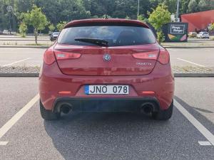 Red Alfa Romeo Giulietta 2016 in Vilnius, with an engine capacity of 1.70 L and mileage of 169 thousand km for 15500 €, photo 5 on AUTOMOTO.COM.LV