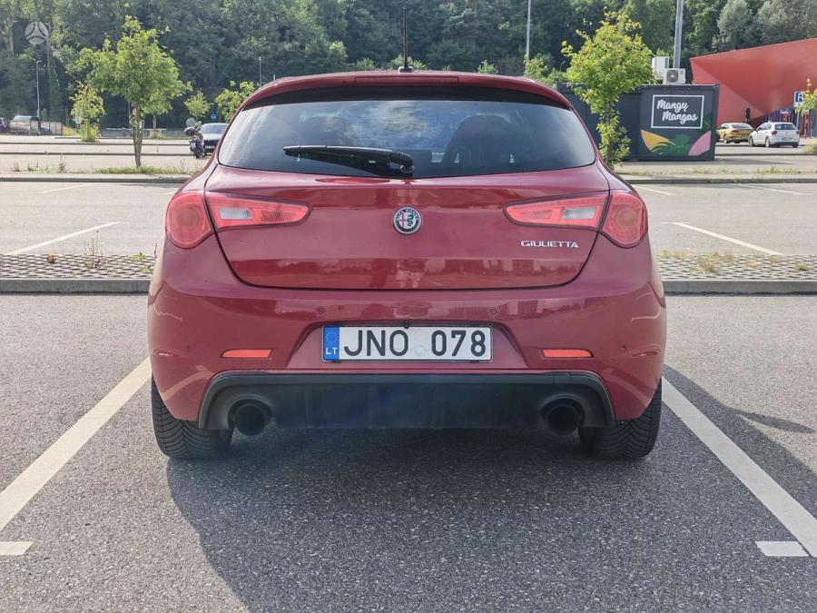 Red Alfa Romeo Giulietta 2016 in Vilnius, with an engine capacity of 1.70 L and mileage of 169 thousand km for 15500 €, photo 5 on AUTOMOTO.COM.LV