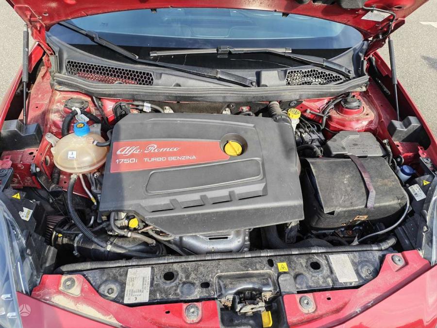 Red Alfa Romeo Giulietta 2016 in Vilnius, with an engine capacity of 1.70 L and mileage of 169 thousand km for 15500 €, photo 8 on AUTOMOTO.COM.LV